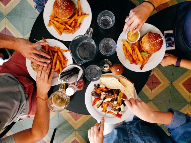 Examples of Casual Dining: Enjoy Great Food Together